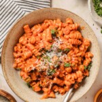 30 Minute One Pot Pink Sauce Pasta - Hungry Paprikas
