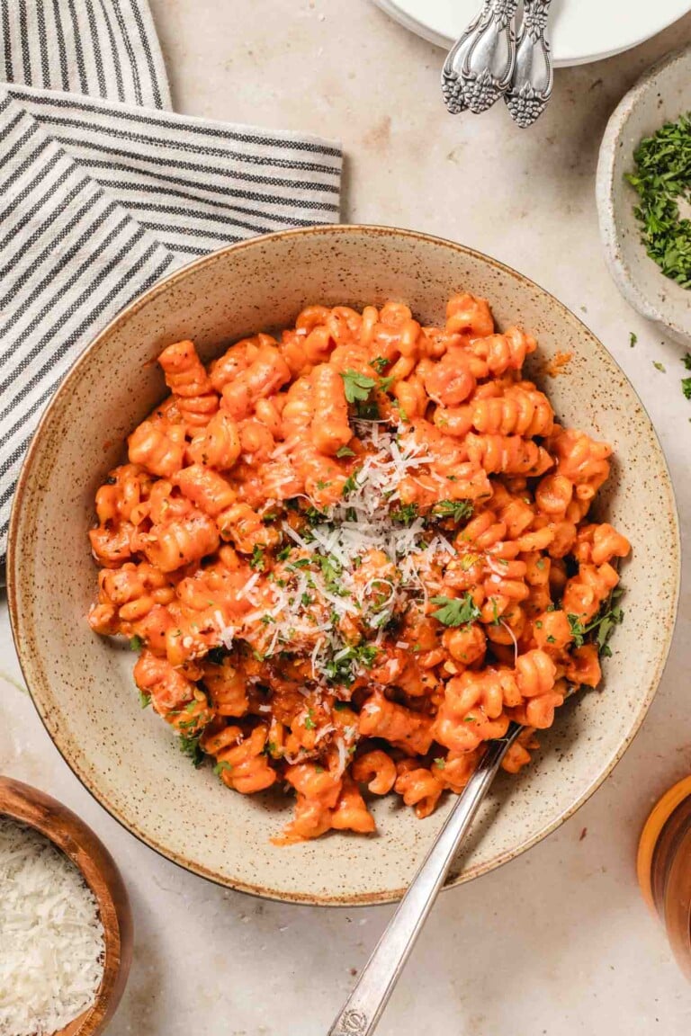 30 Minute One Pot Pink Sauce Pasta - Hungry Paprikas