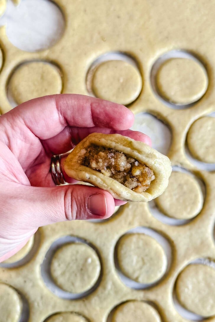 Authentic Iraqi Kleicha Date Or Walnut Filling Hungry Paprikas